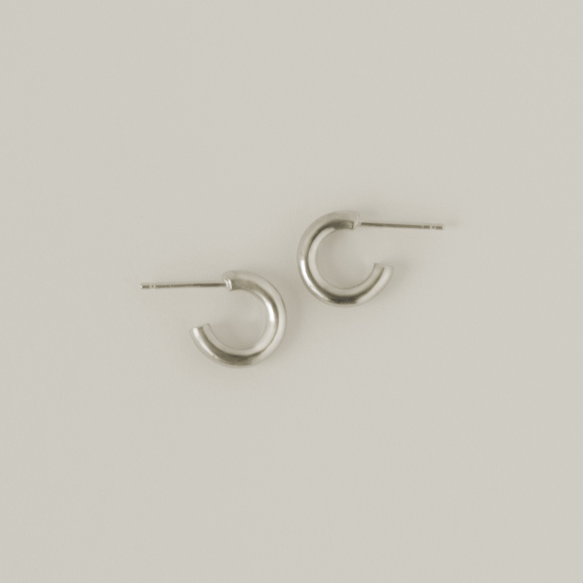 Lil Minimal Hoops / Silver ＜Merewif＞ – PAULINE STUDIO